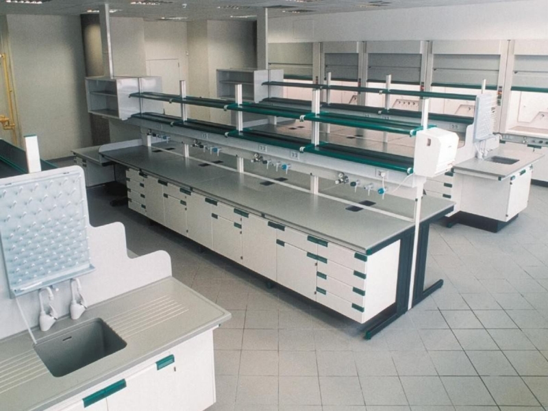 Arredi tecnici per laboratorio chimico-farmaceutico